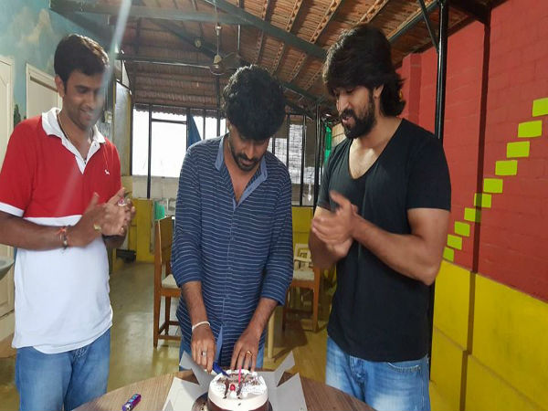 'ಮಾಸ್ಟರ್ ಪೀಸ್' ನಿರ್ದೇಶಕನಿಗೆ ಯಶ್ ಕೊಟ್ಟ ಸರ್ ಪ್ರೈಸ್ | Yash celebrates ...