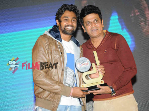 ಸಂತೋಷ್ ಚಿತ್ರಮಂದಿರದಲ್ಲಿ ಶಿವಣ್ಣ-ಧ್ರುವ ಭೇಟಿ ಆದ್ಮೇಲೆ ಏನಾಯ್ತು? | Shiva ...