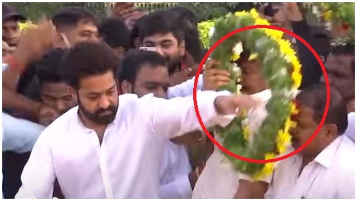 ಬೊಕ್ಕೆ ಬೇಡ ಎಂದು ತಳ್ಳಿದ ತಾರಕ್: ತಾತನ ಸಮಾಧಿಗೆ ನಮಿಸುವ ವೇಳೆ ಜ್ಯೂ. ಎನ್‌ಟಿಆರ್ ...